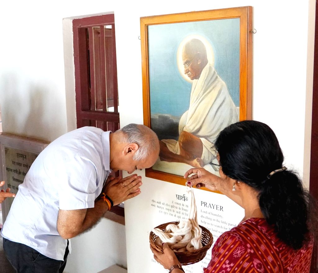 : Ahmedabad: Delhi Deputy CM Manish Sispdia pays tribute to Mahatma Gandhi