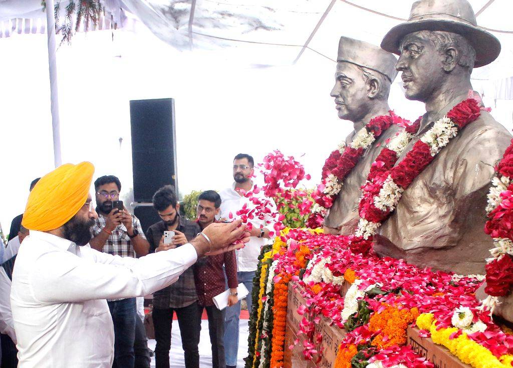 Delhi leaders pay tribute to Bhagat Singh, Rajguru, Sukhdev