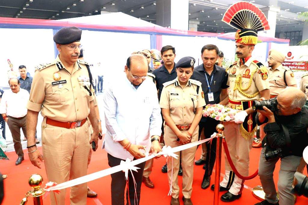 Delhi LG inaugurates Smart Police Booth