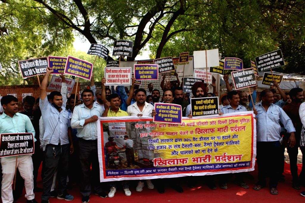 Delhi NCR Taxi Driver Union protest against CNG price hike