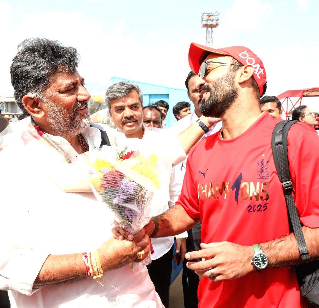 Deputy CM DK Shivakumar Welcomes RCB Players in Bengaluru