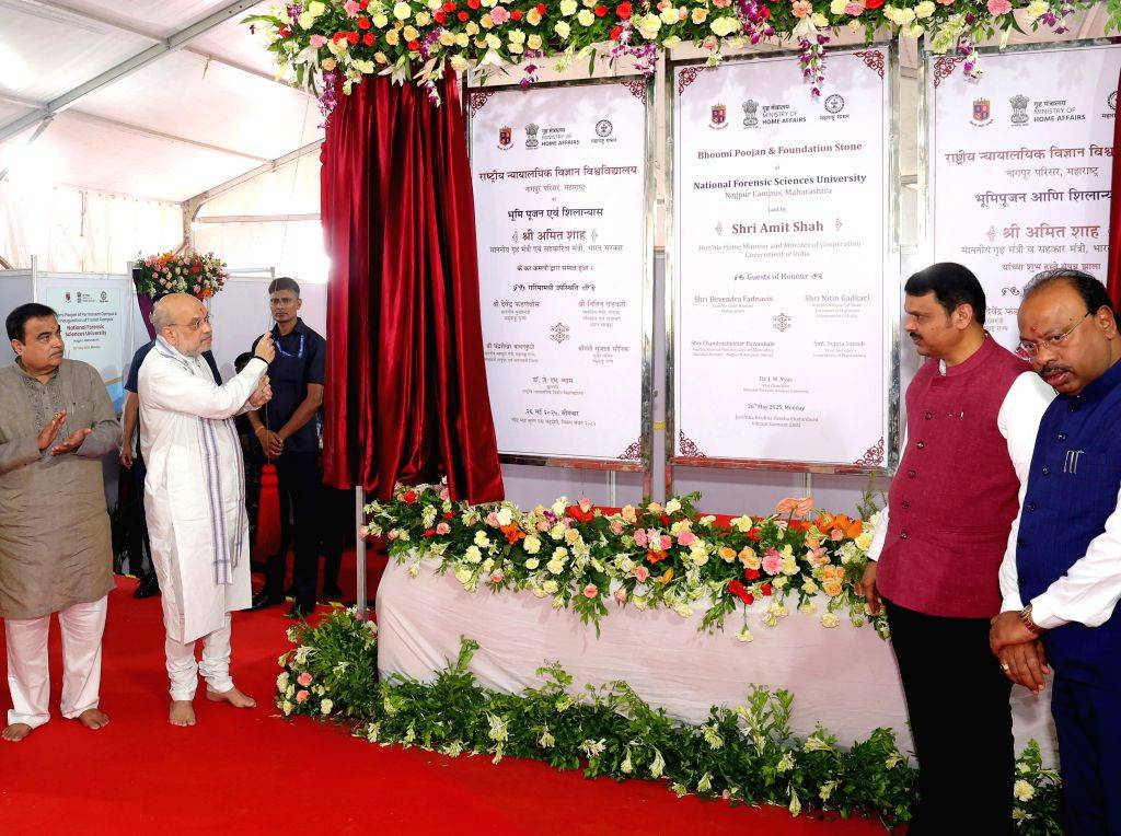 Devendra Fadnavis and Amit Shah at the National Cancer Institute