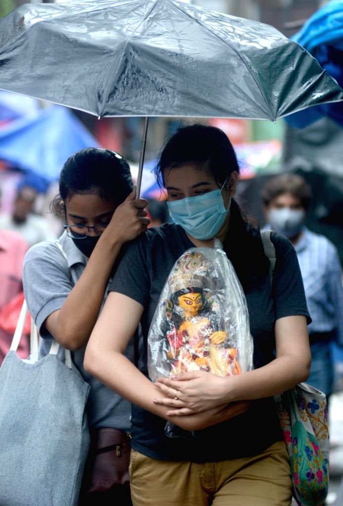 Kolkata :Devotees carrying Idols of Goddess Laxmi with plastics cover ...