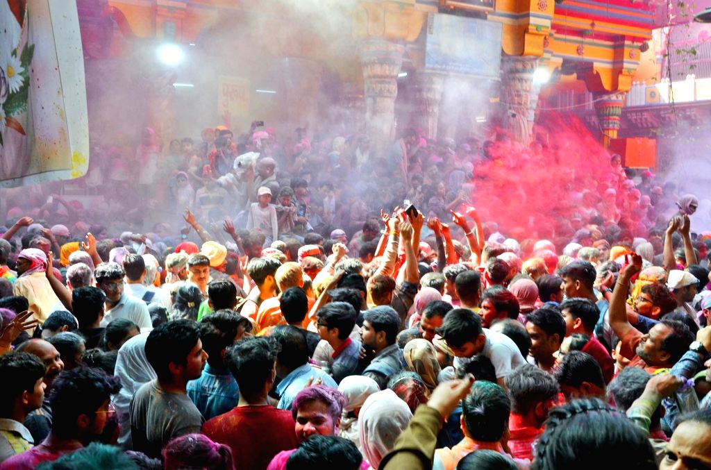 Devotees celebrating Holi festival at Dwarkadheesh temple