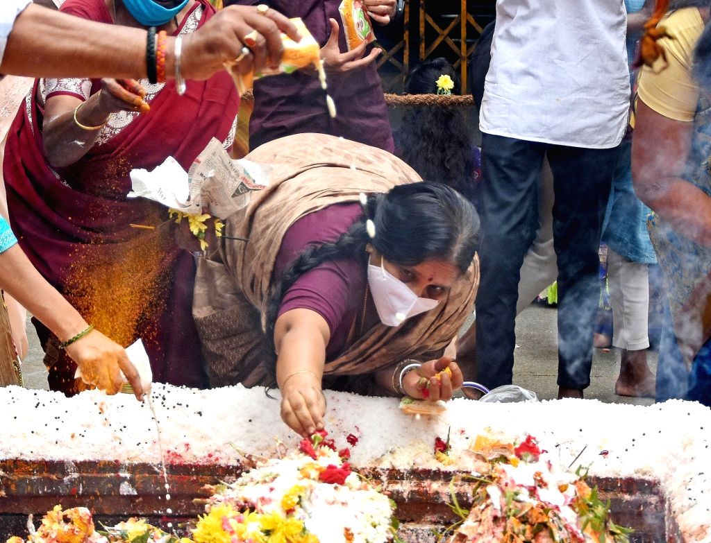 Devotees offer prayers at Annamma Temple during COVID-induced lockdown ...