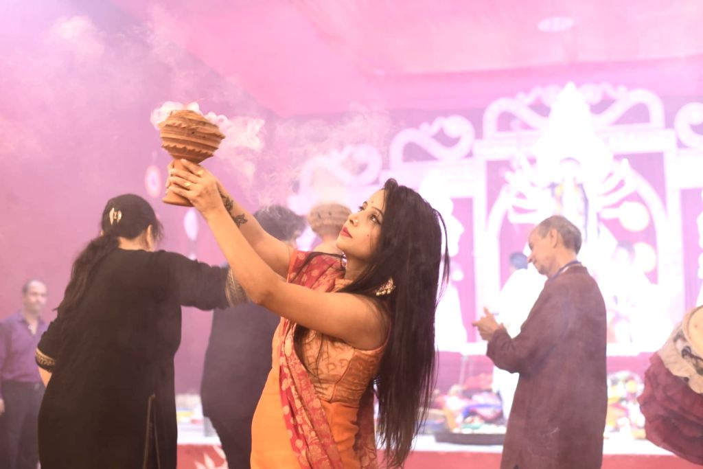 Free Photo : Devotees perform 'Dhunuchi' dance during Durga Puja ...