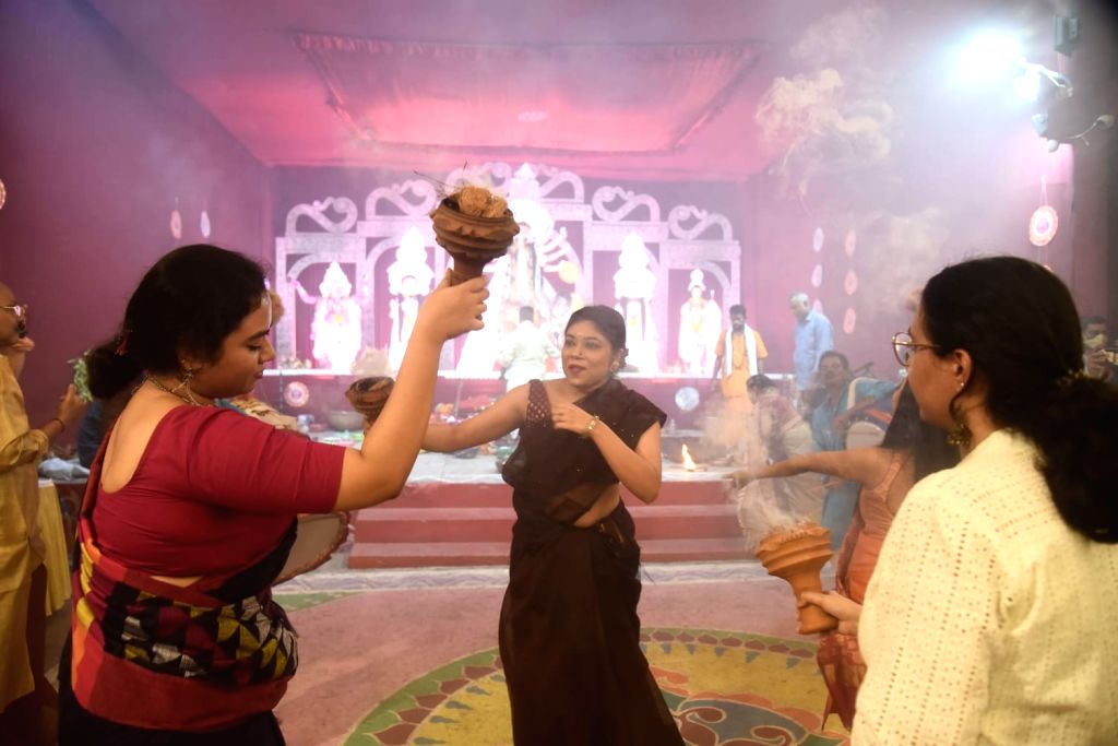 Free Photo : Devotees perform 'Dhunuchi' dance during Durga Puja ...