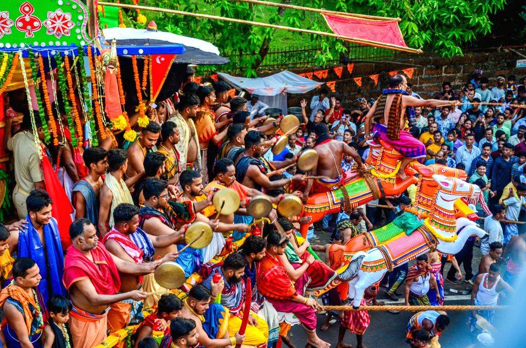 Devotees pulling a chariot of Lord Lingaraj during Rukuna Rath Yatra on ...