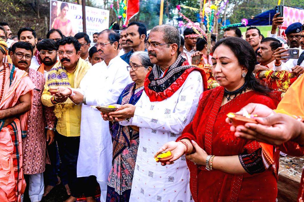 Dharmendra Pradhan Offers Prayers to Maa Hingula