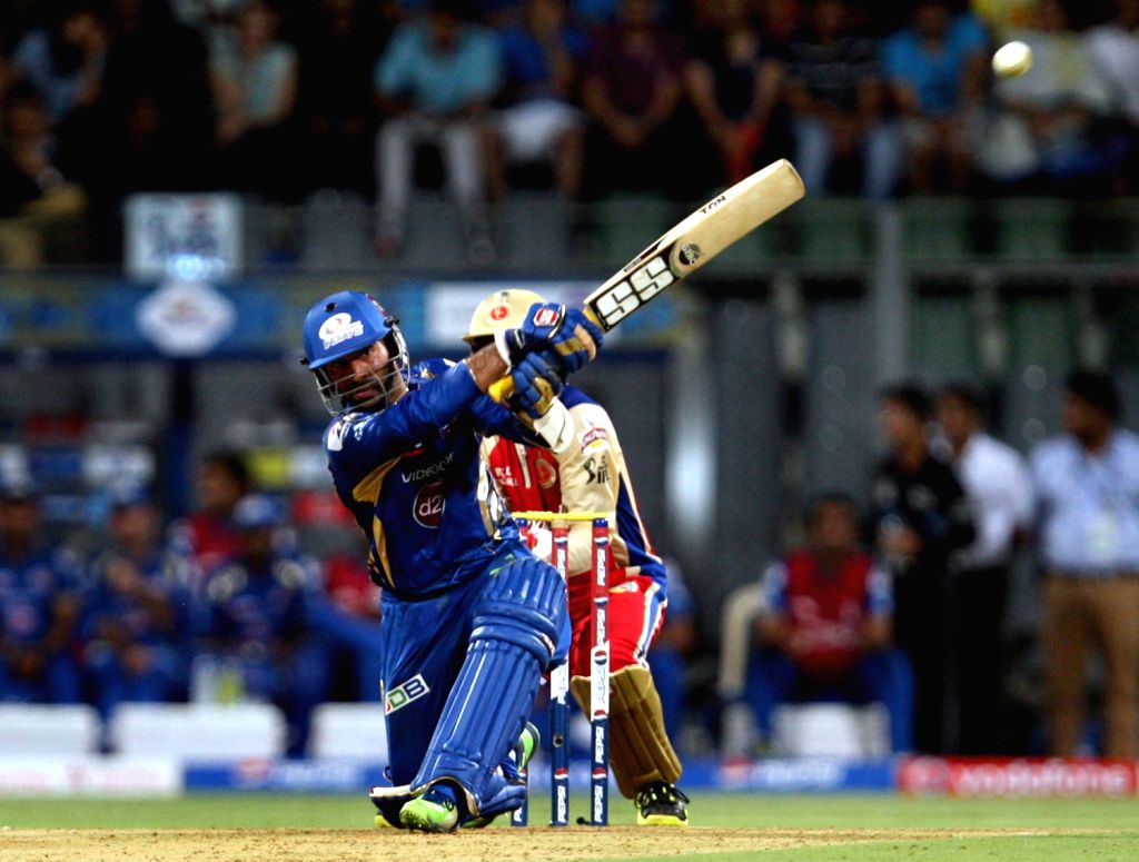 Dinesh Karthik in action during MI v/s RCB in Mumbai