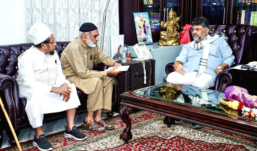 DK Shivakumar Meets Delegation from Karnataka Muslim Muttahid Mahaj