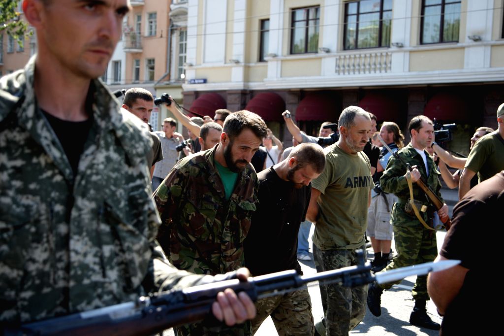 The prisoners walk through the street in Donetsk