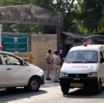 Free photo : DPS bomb hoax visuals, Shekhar is filing