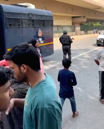 Free photo : DPS bomb hoax visuals, Shekhar is filing