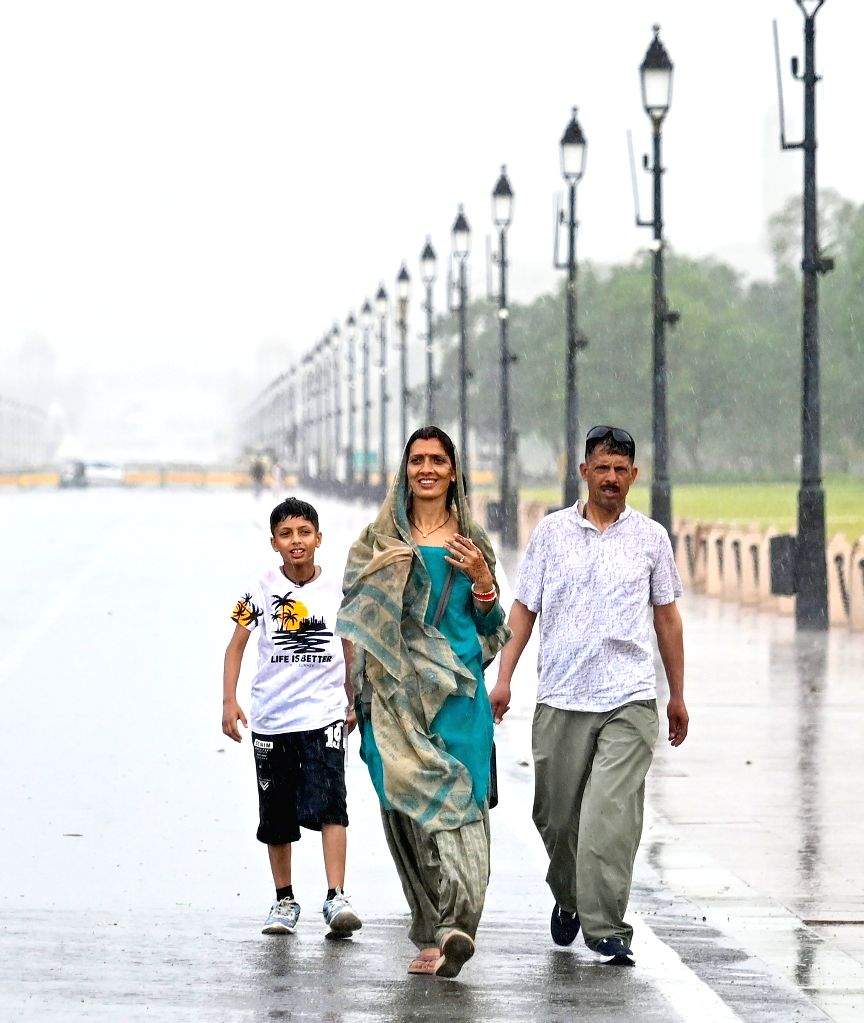 Dust storm accompanied by rain hits city