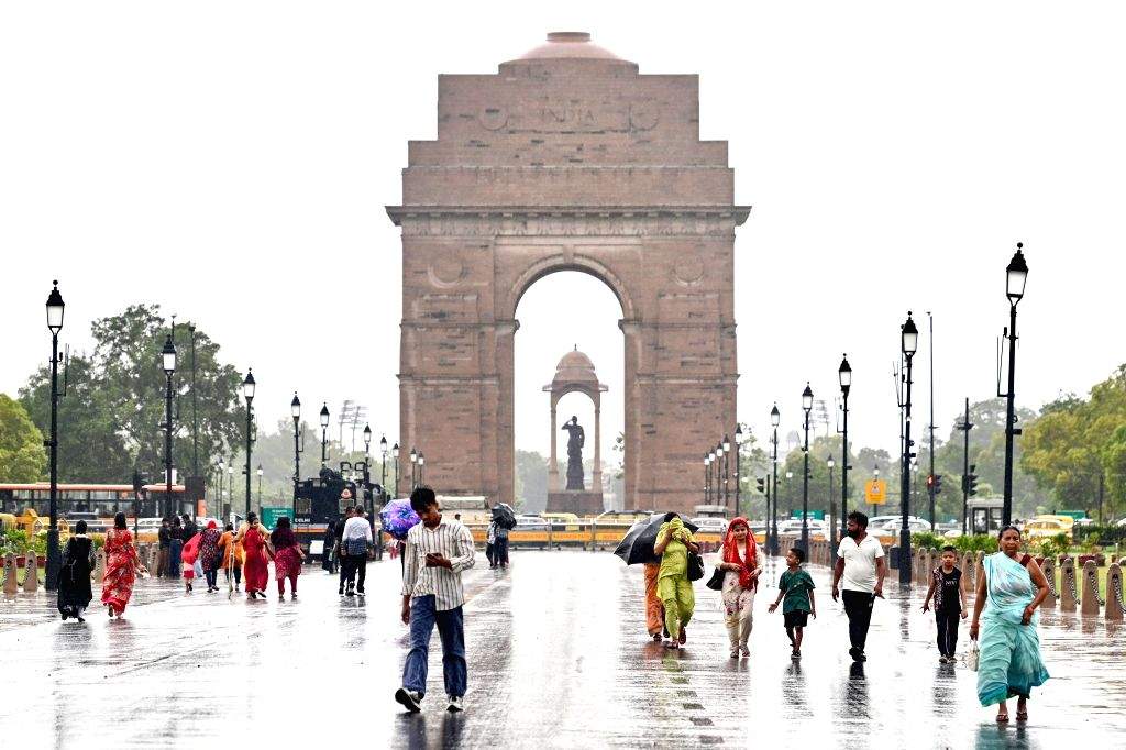 Dust storm accompanied by rain hits city