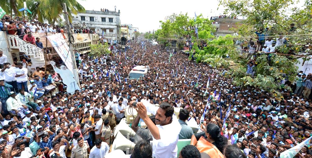East Godavari: YS Jaganmohan Reddy at public rally in Andhra