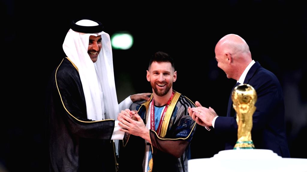 FIFA World Cup: Amir of Qatar placing a robe on Messi at presentation ...