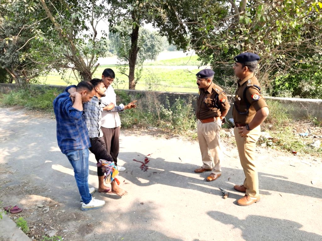 Free photo :Encounter between police and crook, arrested