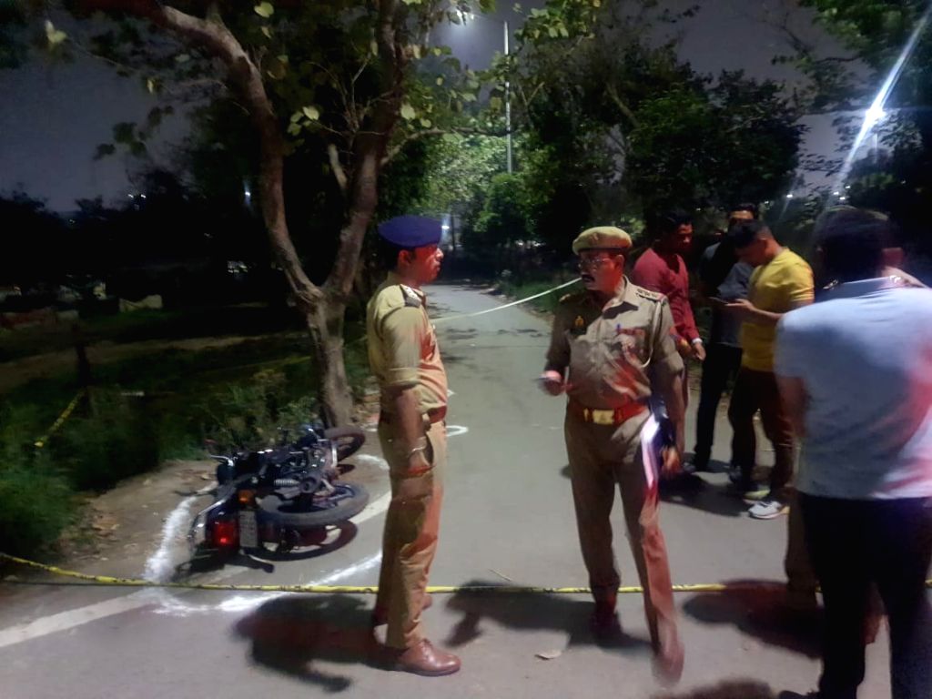 Free photo : Encounter between police and robber scumbag, arrested