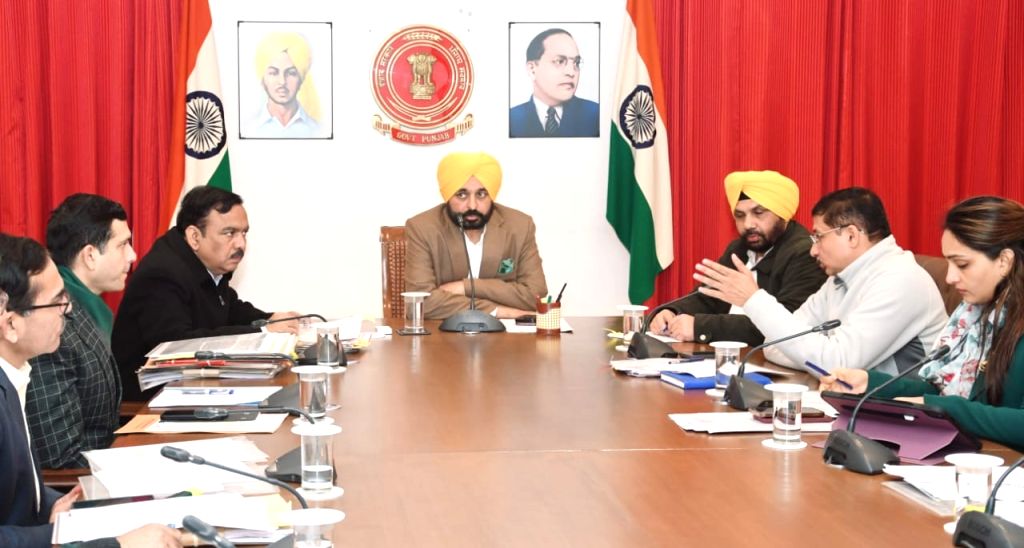 Free Photo : Ensure flights from Adampur to facilitate NRIs: Punjab CM