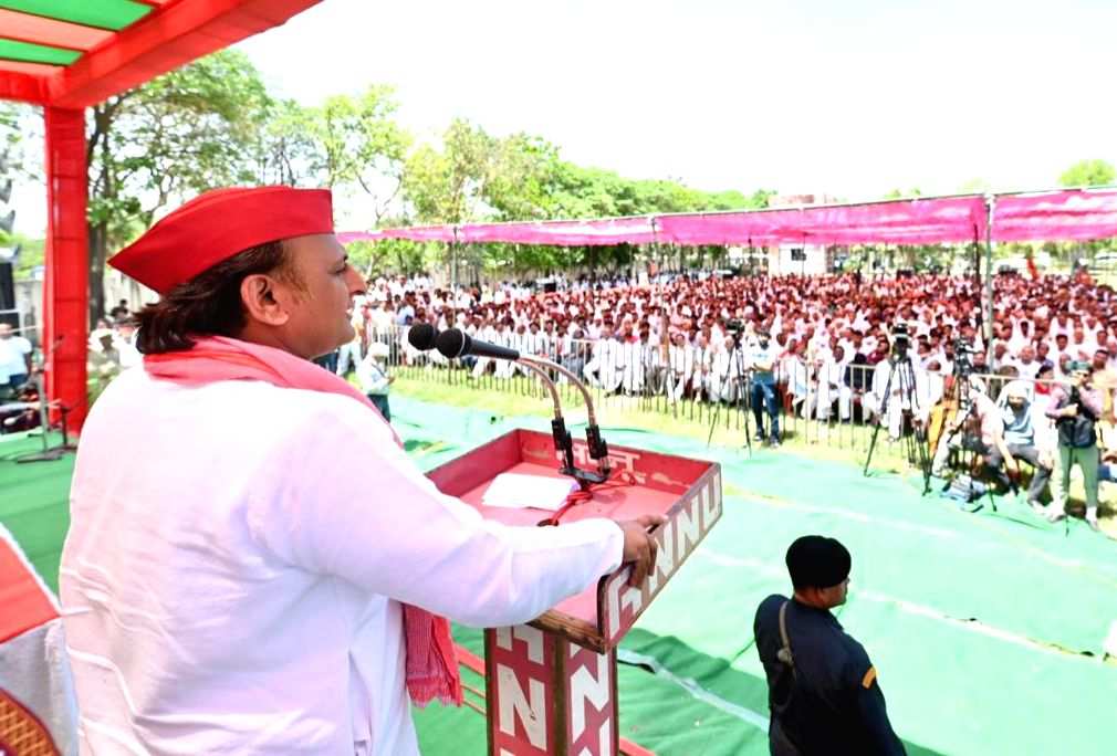 Etawah : Samajwadi Party Chief Akhilesh Yadav addresses an election ...