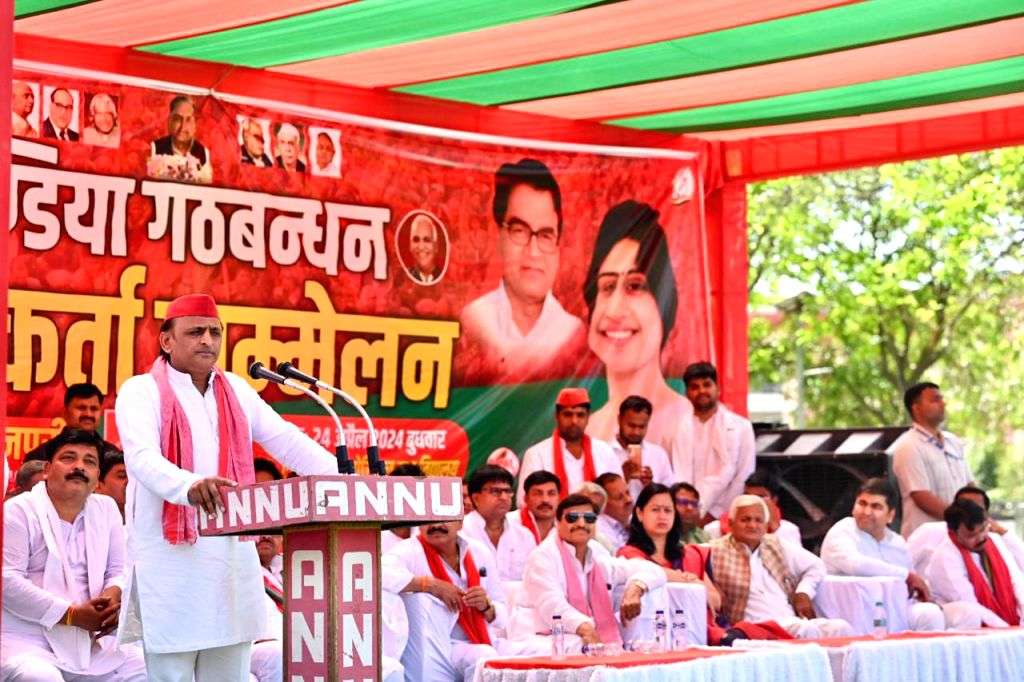 Etawah : Samajwadi Party Chief Akhilesh Yadav addresses an election ...