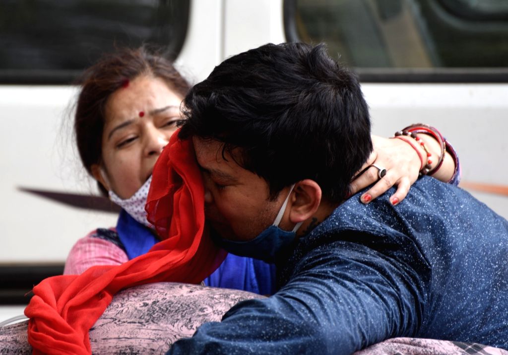 Family members mourn the death of a suspected COVID-19 patient at Patna ...