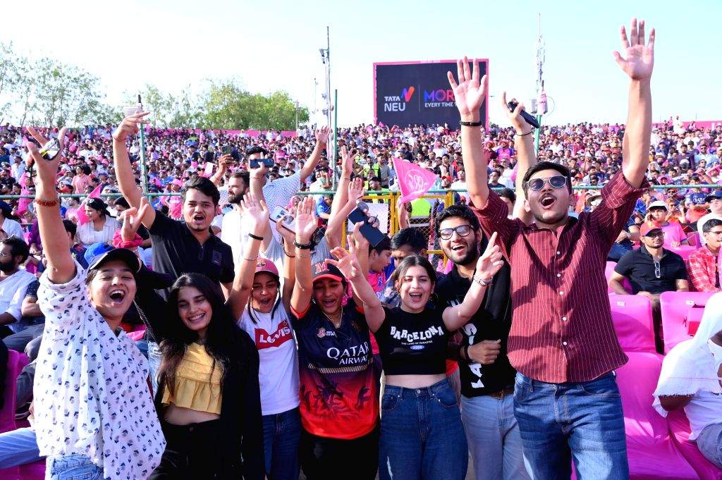 Fans Cheer During RR vs RCB Match – IPL 2025