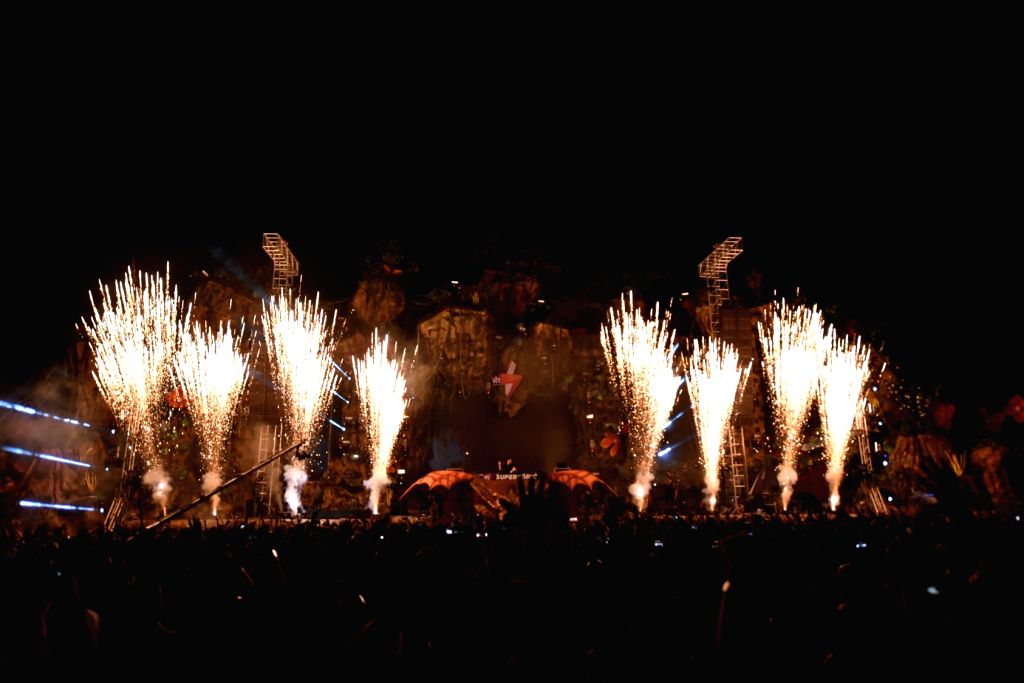 Eric Prydz closes first day of Vh1 Supersonic 2017 with a bang
