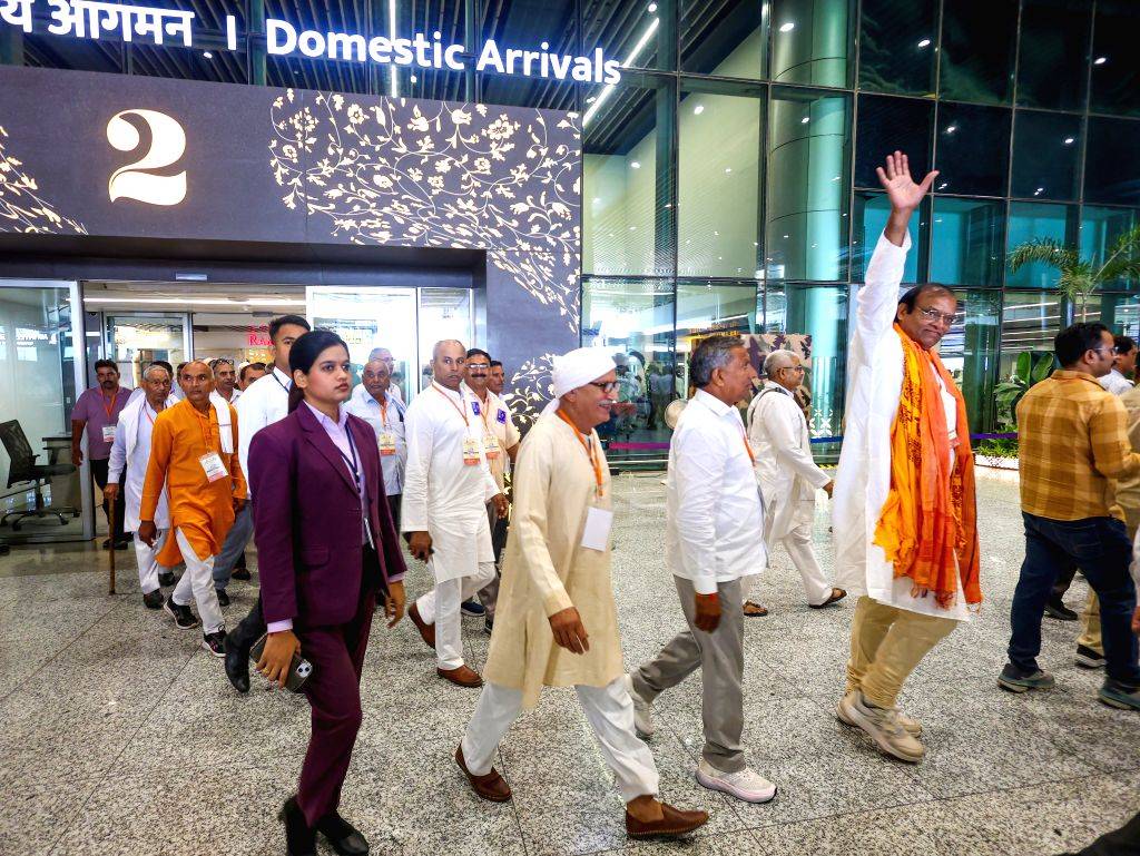 Farmers Arrive for Meeting with CM Yogi Adityanath