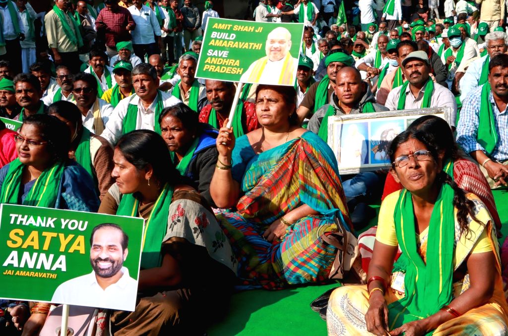New Delhi : Farmers of Andra Pradesh stage a protest against the Indian ...