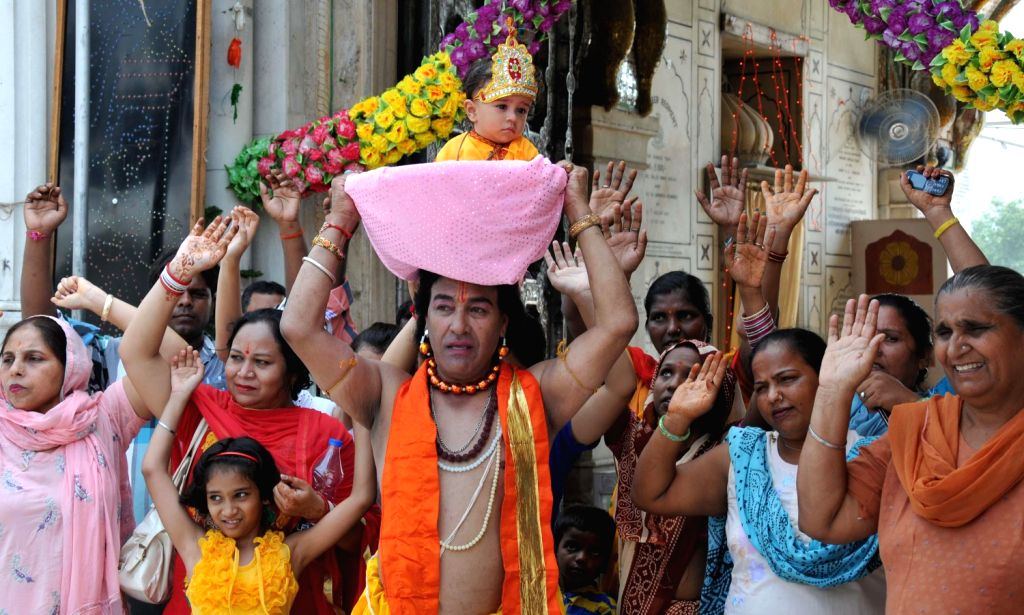 Kamlesh Nanda dress up as Vasudev on the eve of Krishna Janmashtami ...