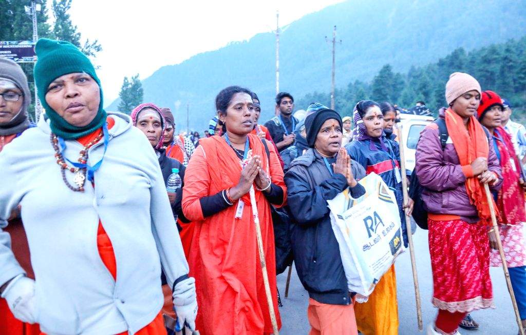 First Batch of Amarnath Yatra Pilgrims Begins Journey from Pahalgam