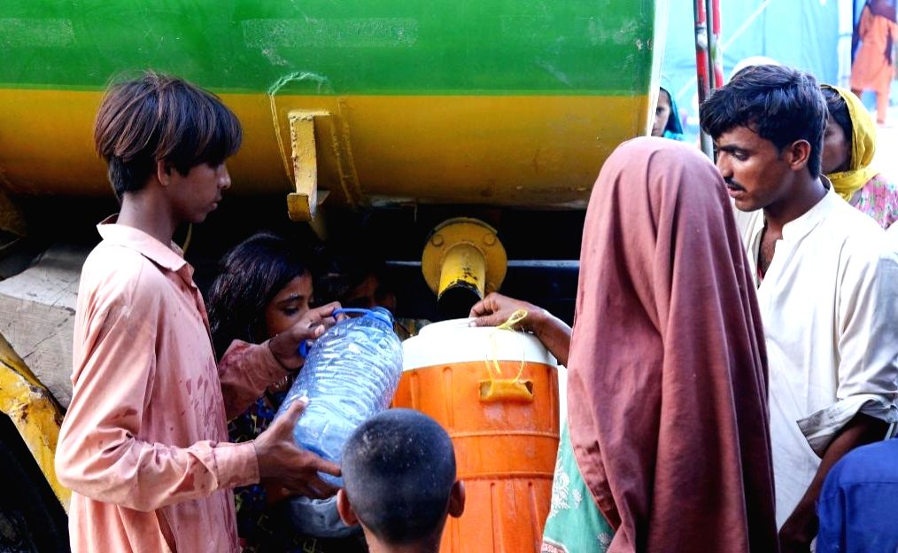 Pakistan :Flood-affected people get drinking water from a water tanker ...