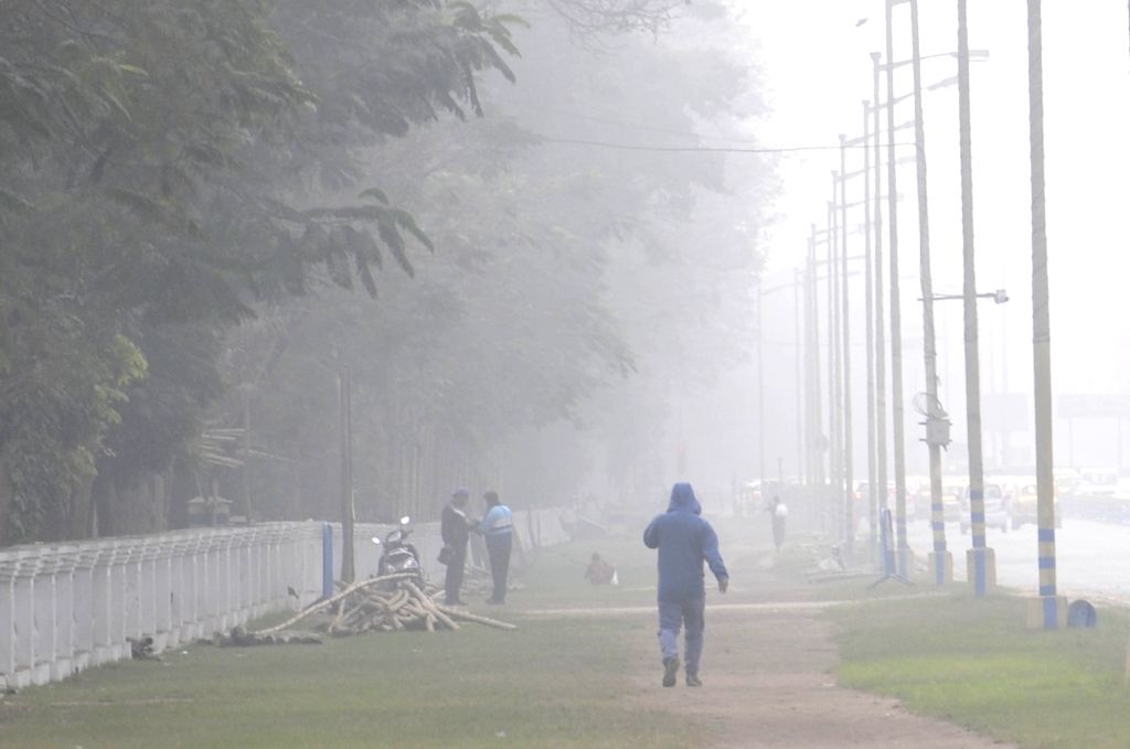Dense fog covers in Kolkata