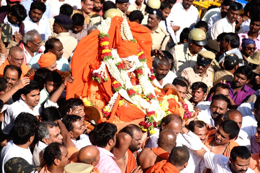 Followers of Shivakumara Swamiji throng Siddaganga Mutt