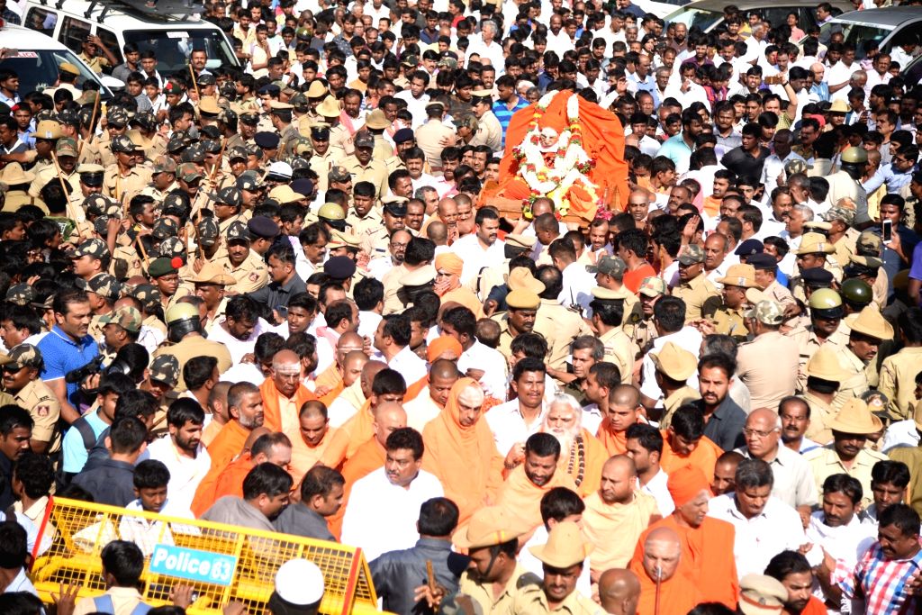 Followers of Shivakumara Swamiji throng Siddaganga Mutt