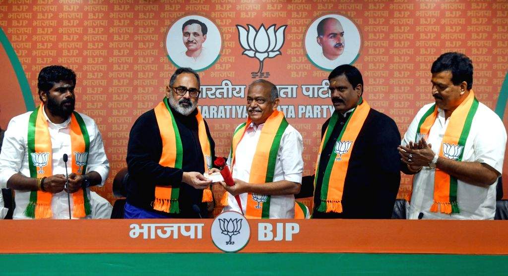 Former AIADMK leaders join the BJP in the presence of Union Minister ...