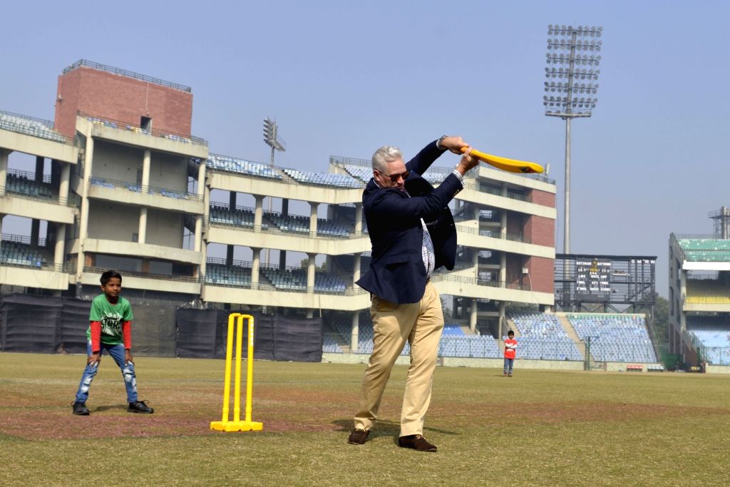 Dean Jones, Bishan Singh Bedi play with children at Feroz Shah Kotla