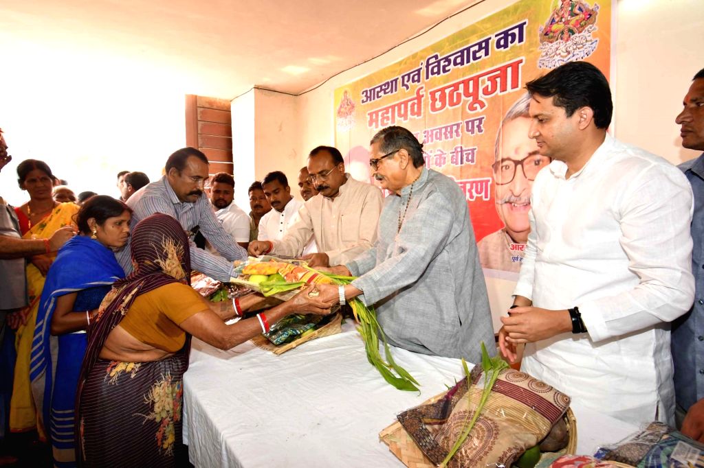Patna : Former BJP MP R.K. Sinha and National Secretary Rituraj Sinha ...