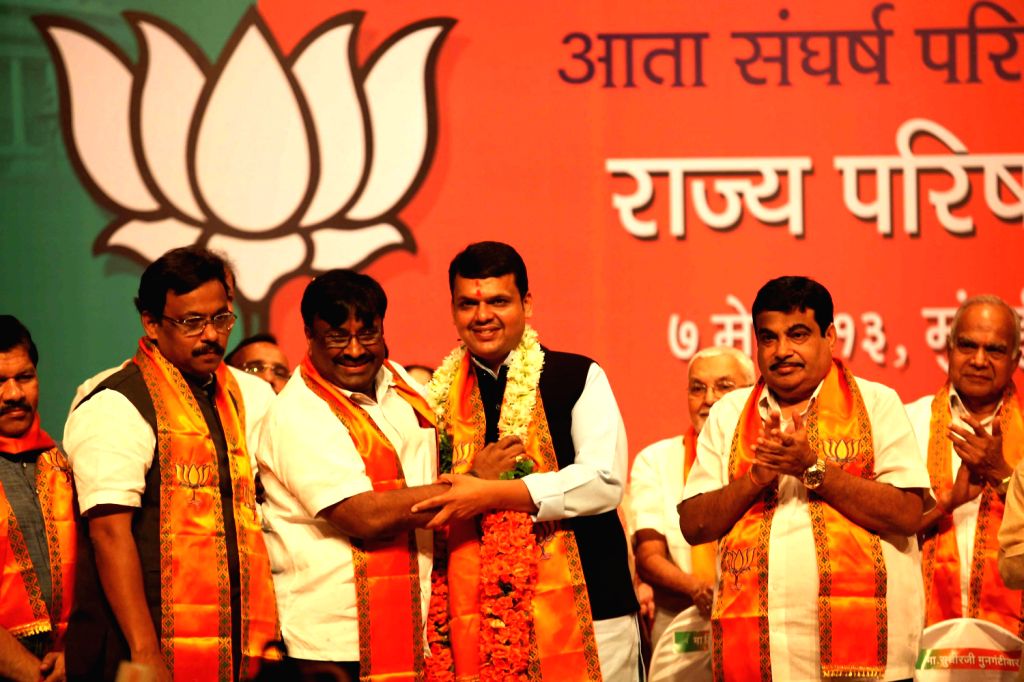 Former BJP party president Nitin Gadkari felicitating BJP state ...