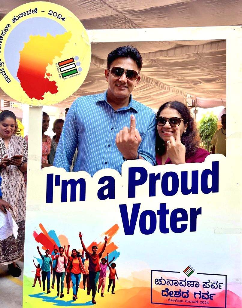 Former cricketer Anil Kumble shows his inked marked finger after ...