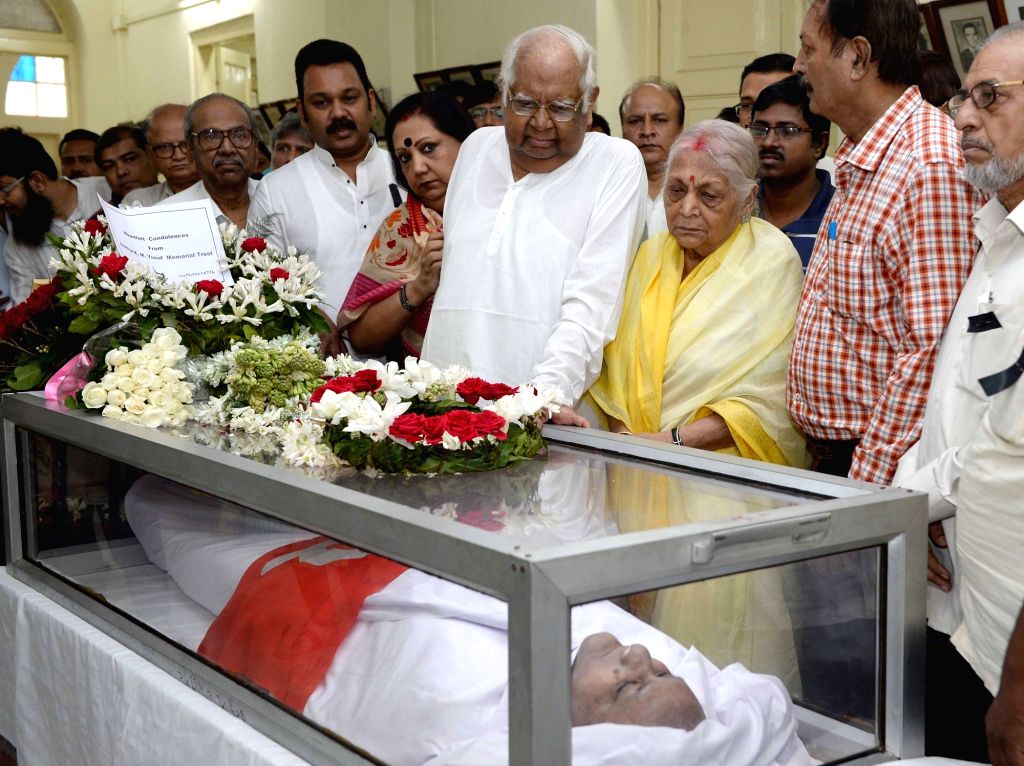 Buddhadeb Bhattacharjee, Somnath Chatterjee pay tribute to Hashim Abdul ...