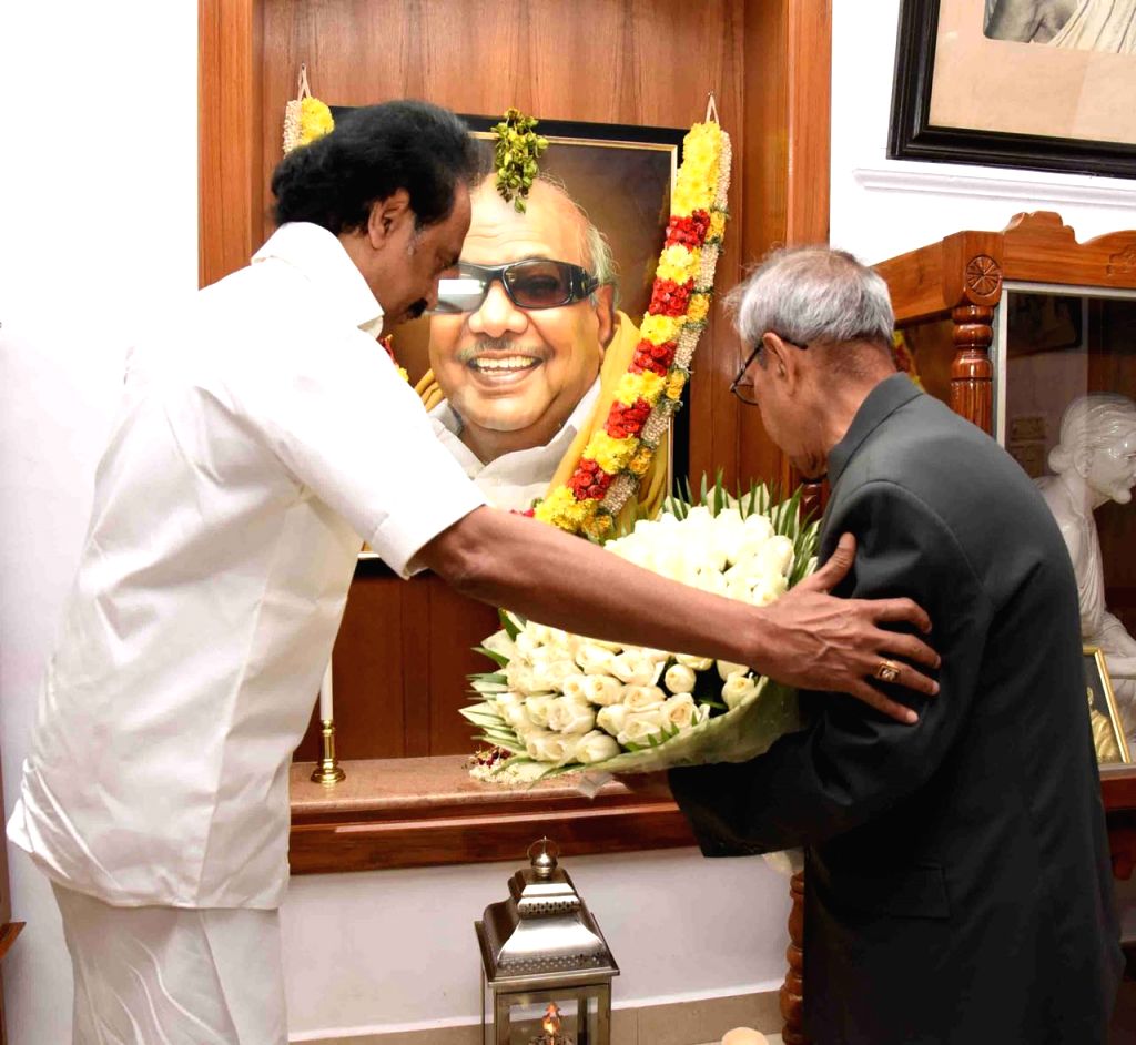 Pranab Mukherjee pays tribute to Karunanidhi