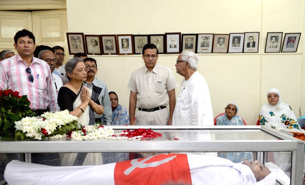 Buddhadeb Bhattacharjee, Somnath Chatterjee pay tribute to Hashim Abdul ...