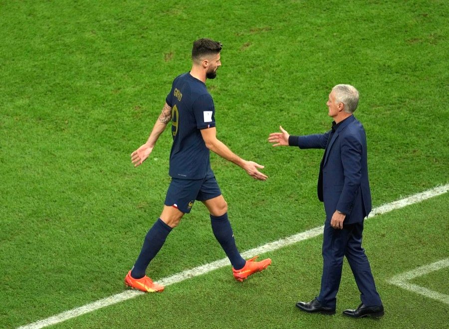 France head coach Didier Deschamps (R) claps hands with Olivier Giroud ...