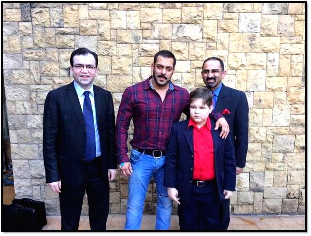 Salman Khan meets fan from Pakistan ()