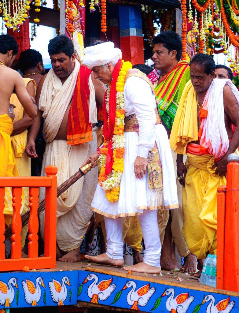 Gajapati Maharaja Performs ‘Chera Pahanra’ Ritual
