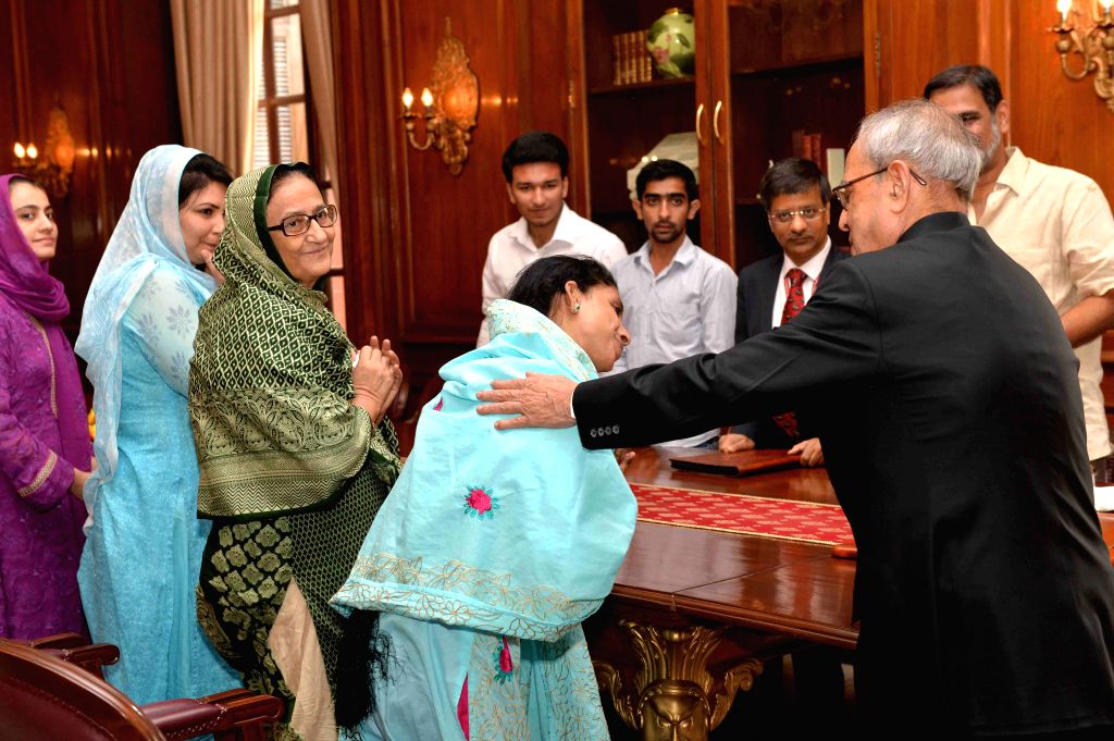 Geeta calls on President Mukherjee